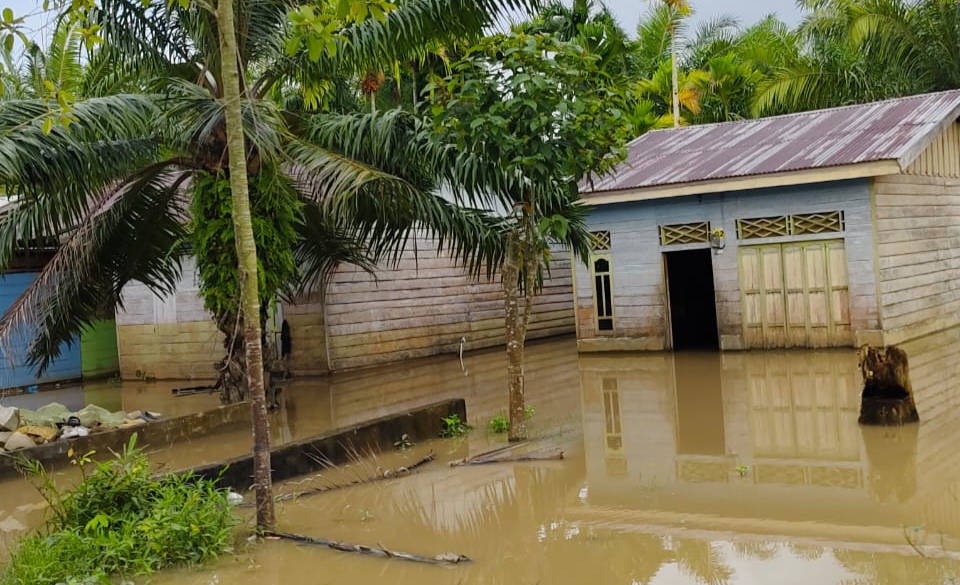 Sungai Souraya Meluap, Ratusan Rumah Warga Kecamatan Rundeng Terendam Banjir - Sriwijaya Media