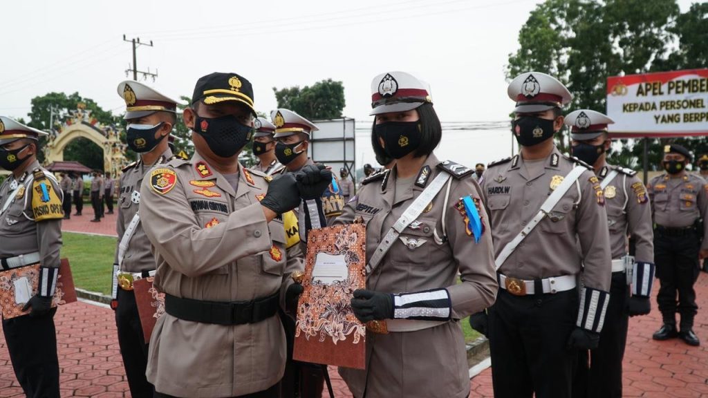 Berprestasi dan Berinovasi, 17 Anggota Polres Kukar Diganjar Penghargaan - Sriwijaya Media