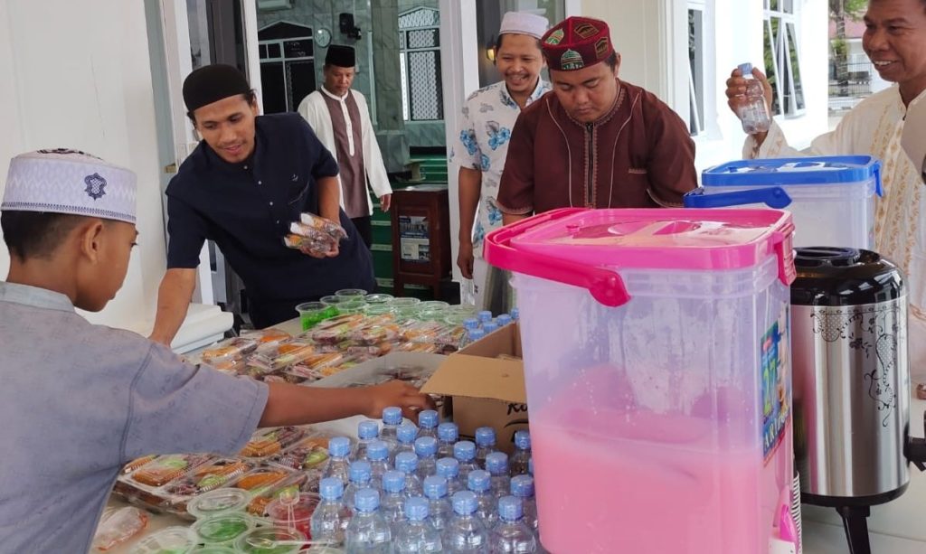 Masjid Agung Solihin Bagi-Bagi Ratusan Takjil Selama Ramadhan ...